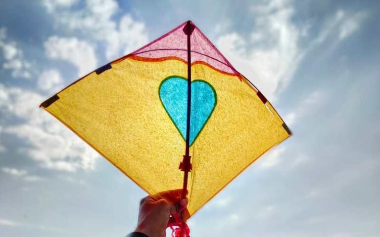 How to Make a Kite? [6 Simple Steps]